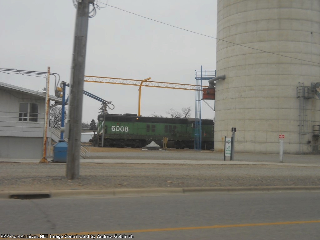 BN or CRGX 6008 working a siding at the Cargill Elevator